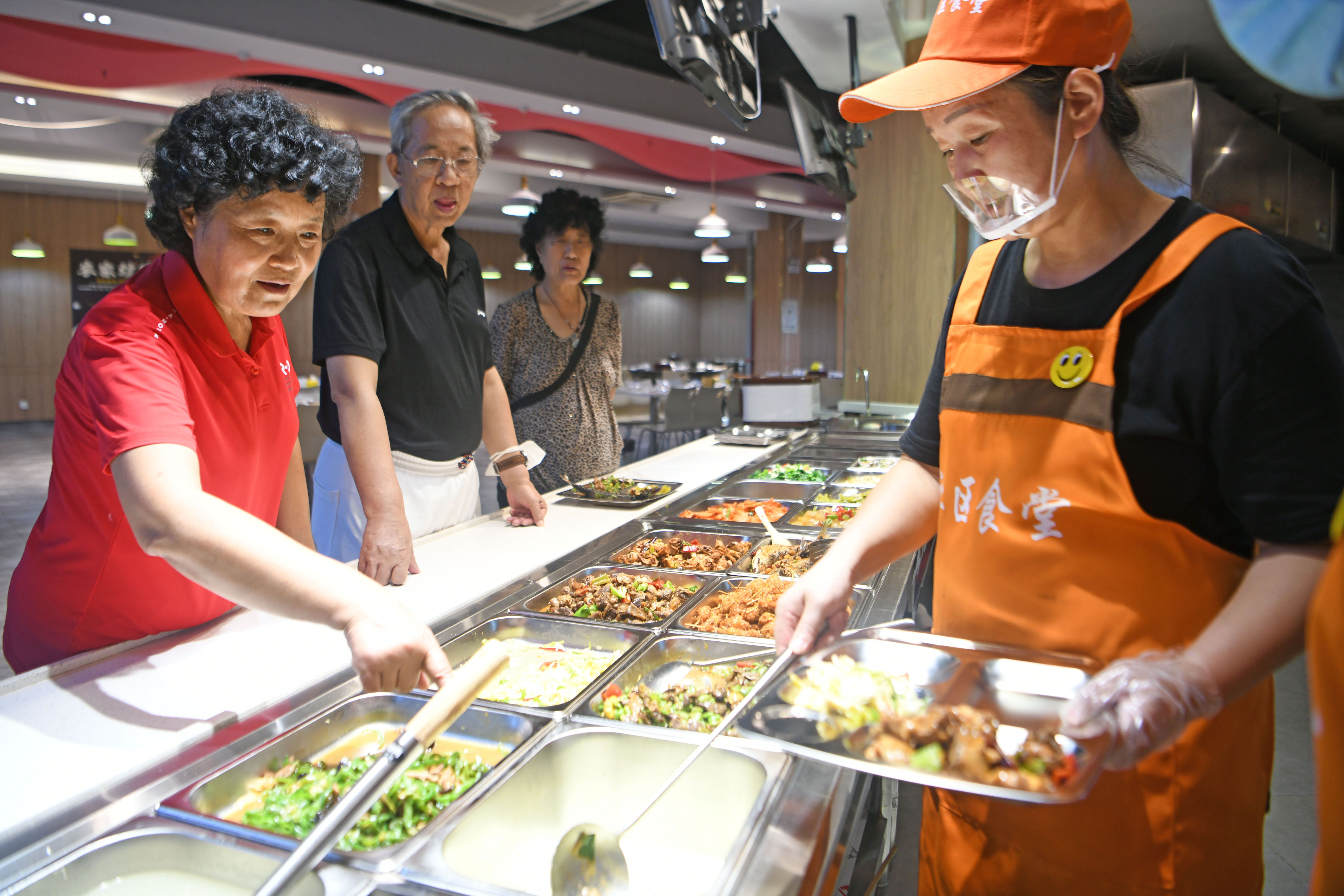 Youngsters Turn to Community Canteens for Seniors in China | The World of Chinese