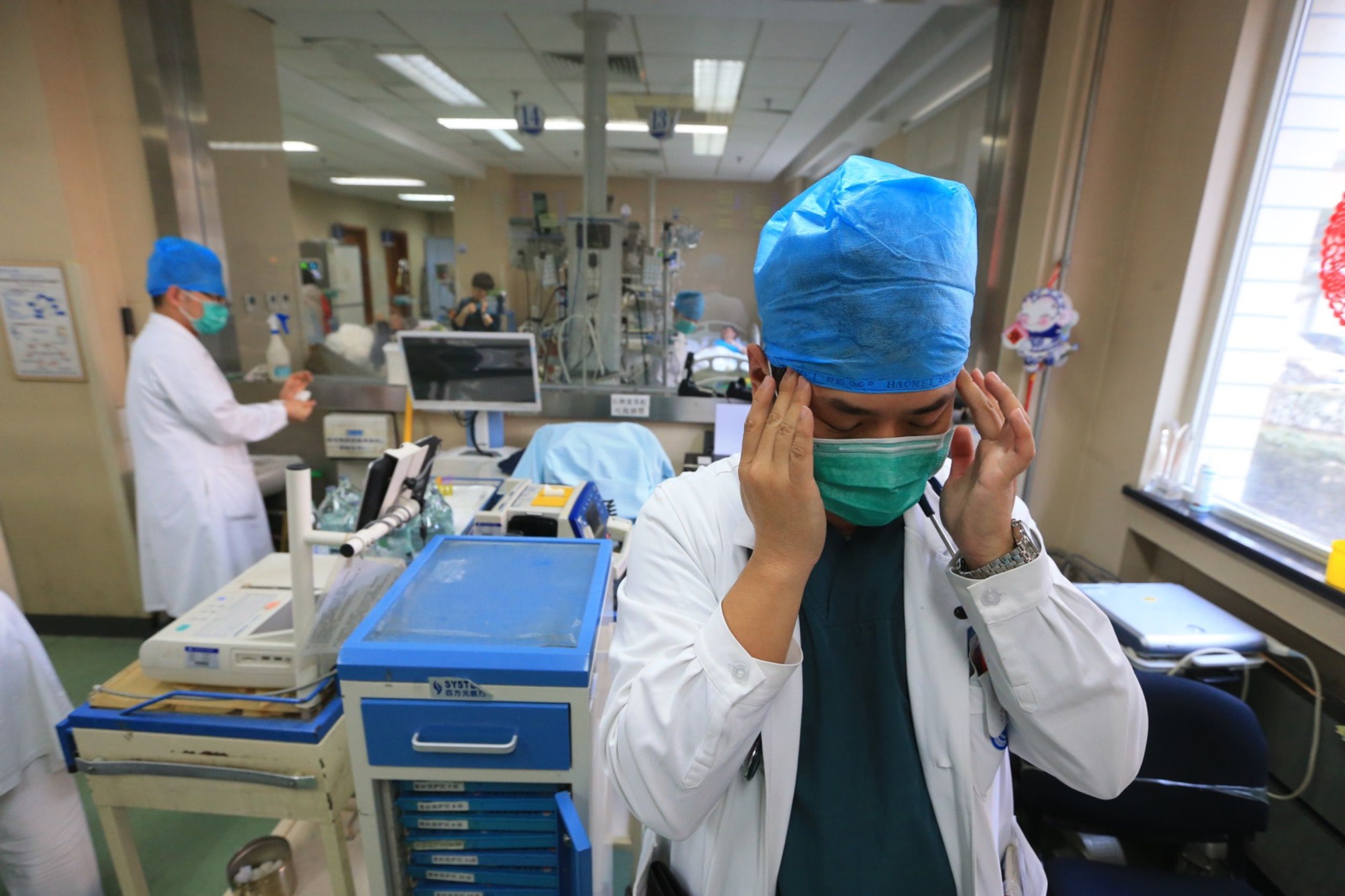 Inside the lives of Chinese emergency room doctors | The World of Chinese